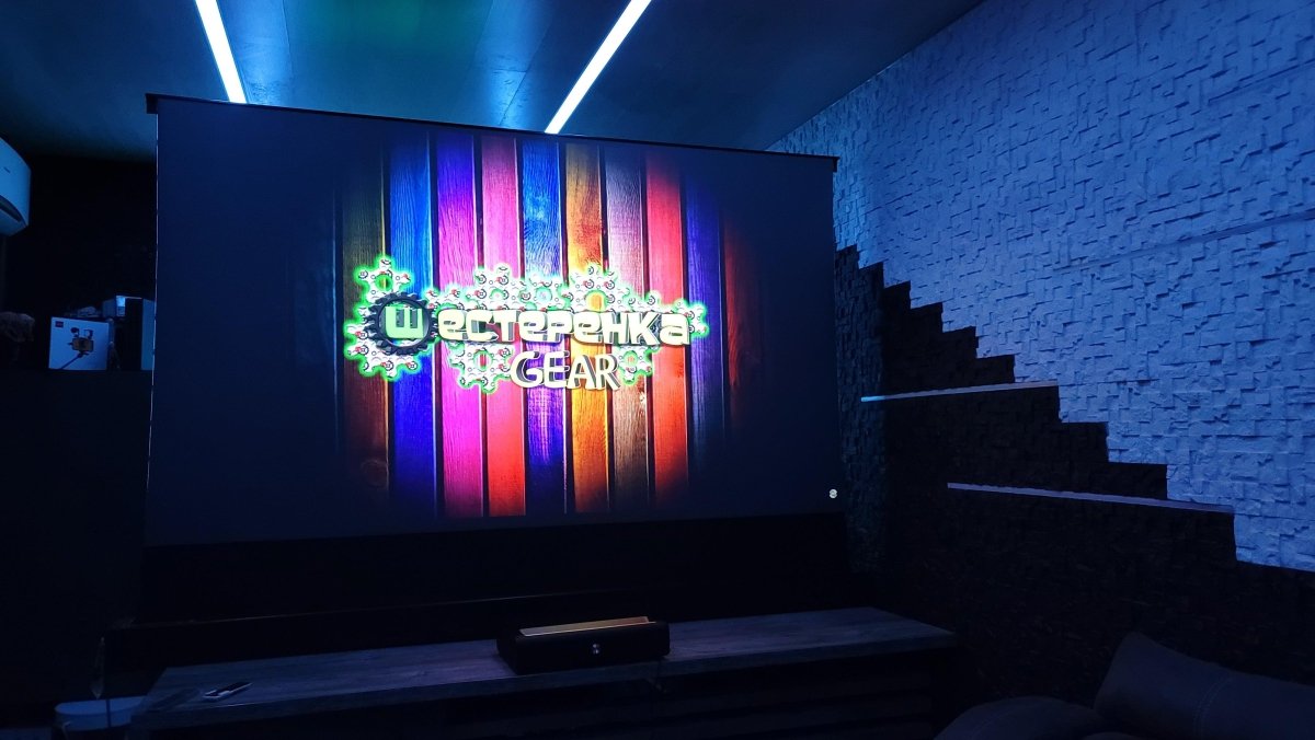 What is the viewing angle of the projection screen? Does the viewing a ...